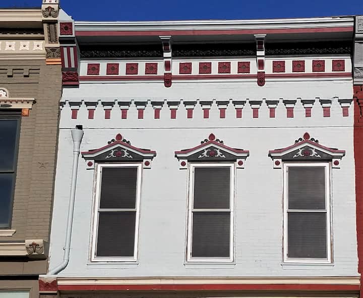 Newly Renovated Apartment In Historic Victorian - Louisiana, MO