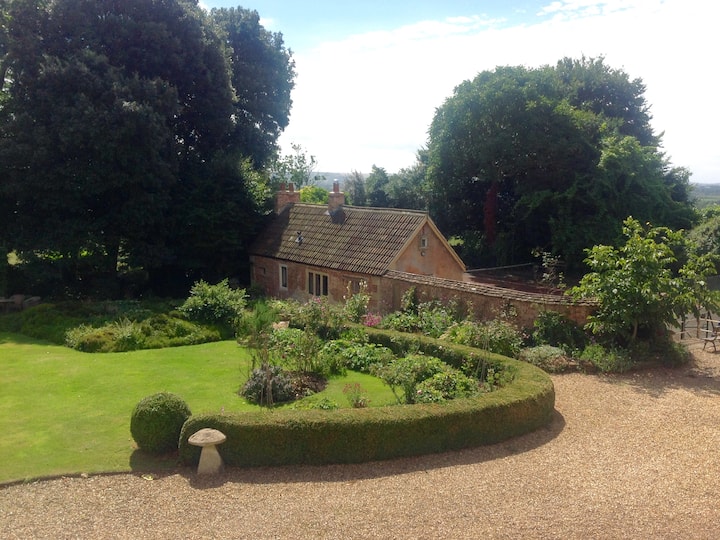 Beautiful Country Cottage With Tennis Court - Cotswolds