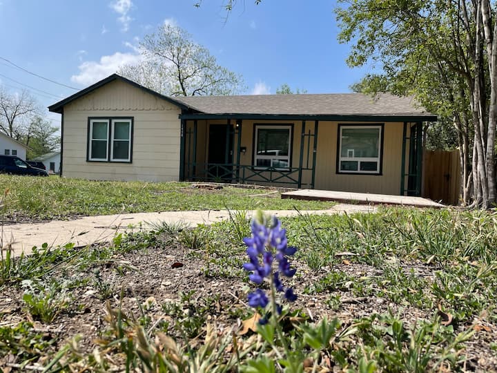 Blue Bonnet Casita Monthly Rental Near Downtown Nb - New Braunfels, TX