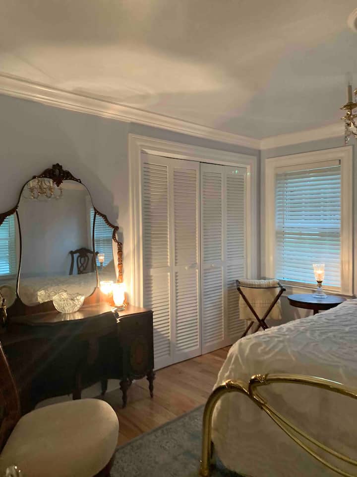 Colonial Cottage Charm - Williamsburg, VA