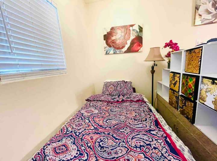 Private Unit W Bath, Safe Area, Parking, Fast Wifi - Anaheim, CA