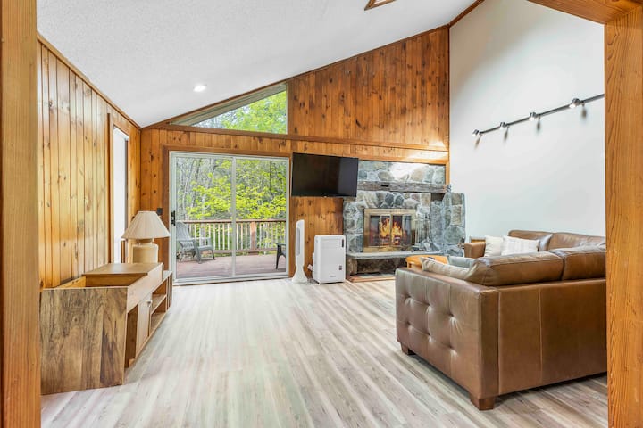 Awesome Mt. Snow Villa, Game Room, Hot Tub, Loft - Mount Snow, VT