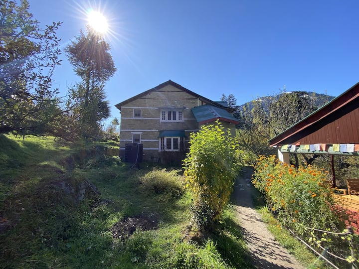 Iris: Cottage Room W/ Patio, Mountain & River View - Manali