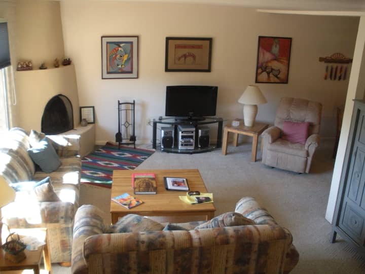 Beautiful Santa Fe 2-bedroom Condo, Walk To Town - Santa Fe, NM