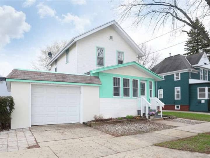 Cape Code Home Appleton Downtown - Appleton, WI