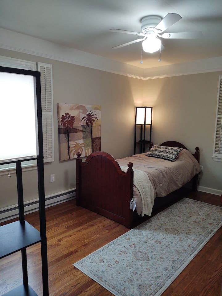 Room In Boarding House, Very Centrally Located! - Salem, OR