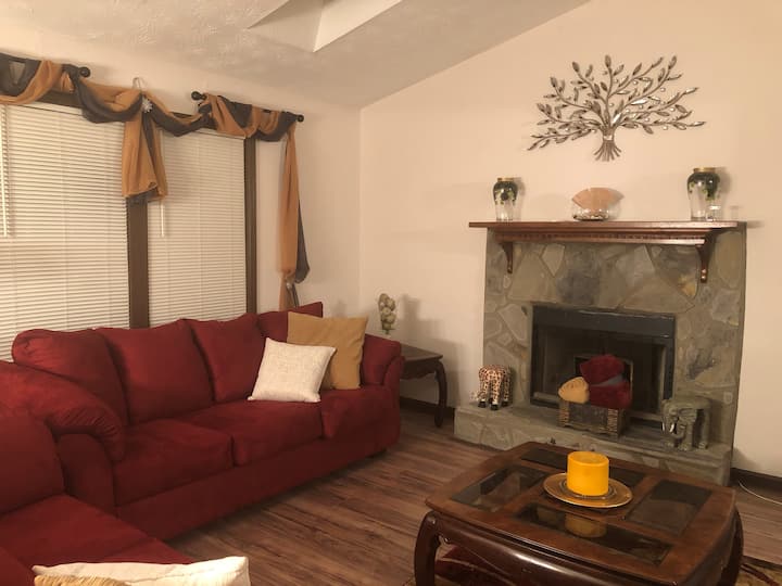 Spacious Home W/4bdrm-sleeps 8. Movie/game Room - Fairburn, GA