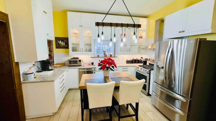 2-story Updated Home Sleeps 11+ In Dwntn Delaware - Delaware, OH