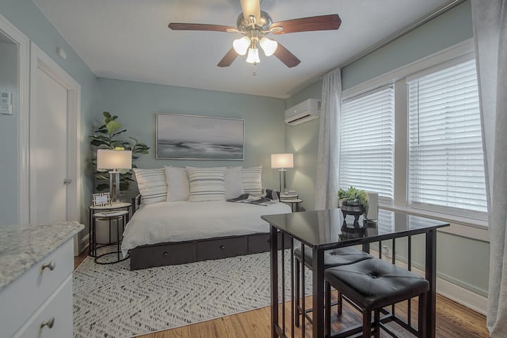 Simple Plaza Comfort! - Kansas City