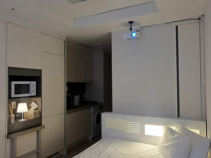 #120인치스크린#최고급빔#넷플,유튭#조용한#호텔식침구#지하철도보5분# - Seoul