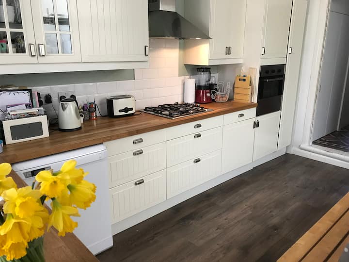 Family Home Near Cardiff Town Centre - Sleeps 6 - Cardiff