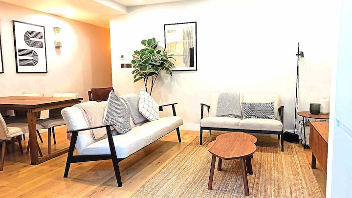 Modern Warwick Avenue 2 Bed Home - London