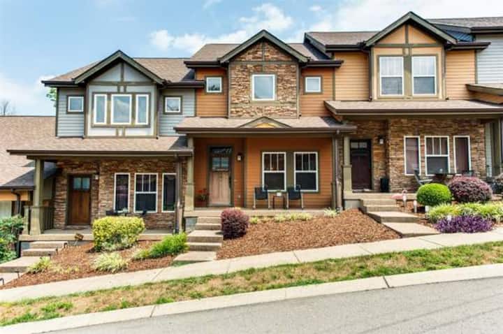Brand New! Beautiful 2br Executive Townhome - Brentwood, TN