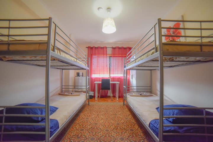 Quarto Com 4 Camas (Beliches+ 1 Sofá-cama) - Oporto