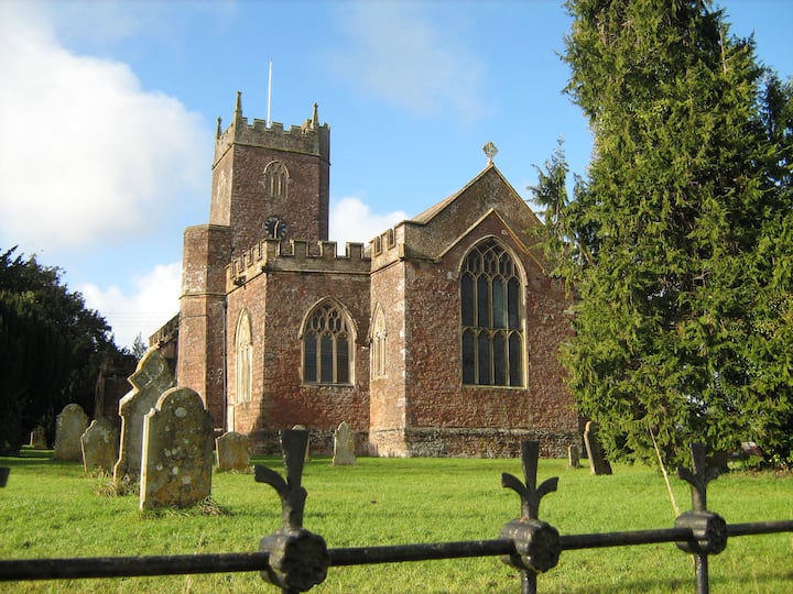 A Cosy Devon Village Retreat For Two. - Tiverton Castle
