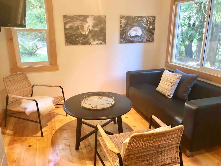 The Cottage @ The Hen And Hound Farm - Galiano Island