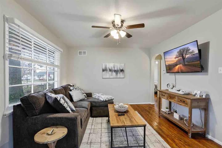 Cozy~2 Bedroom House~by Carle Hospital! Ez Parking - Urbana, IL