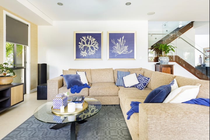 Spacious Room Tv In Resort Style Waterfront Home - Broadbeach