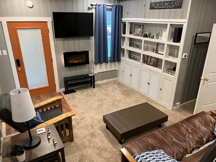 Monty’s Lair 3 Br/2.5 Ba Near Indy Dt - Indianapolis, IN