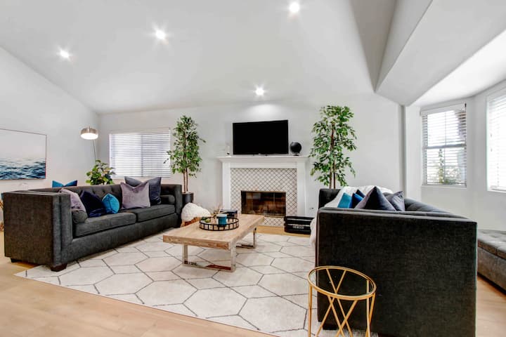 Relax In A Modern La House In Prime Location - Los Angeles, CA