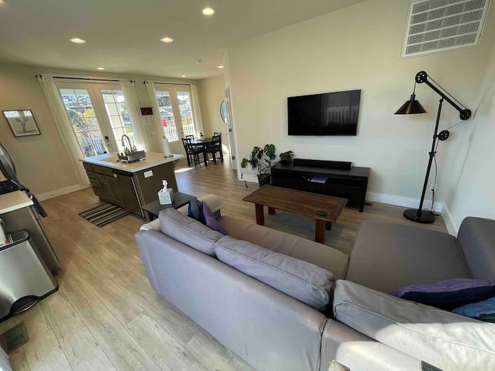 Sunny Santa Cruz Bungalow - Santa Cruz, CA