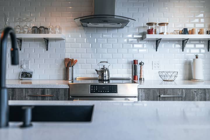 Stylish Luxe Condo In The Heart Of Kelowna - Kelowna