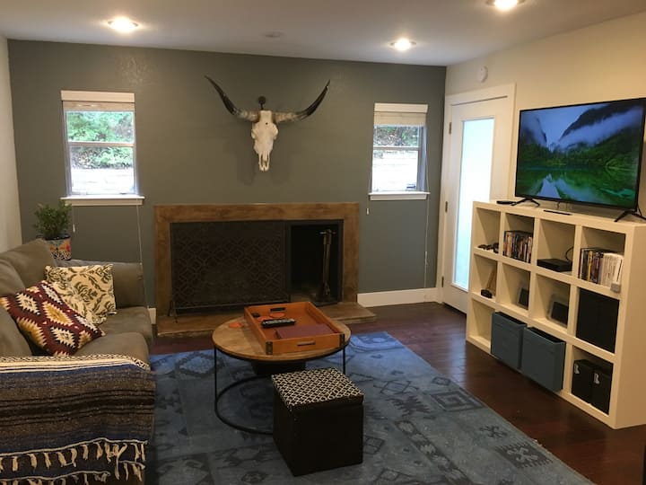 Quiet, Comfy 2 Bedroom Steps To 6th St. & Downtown - Austin, TX