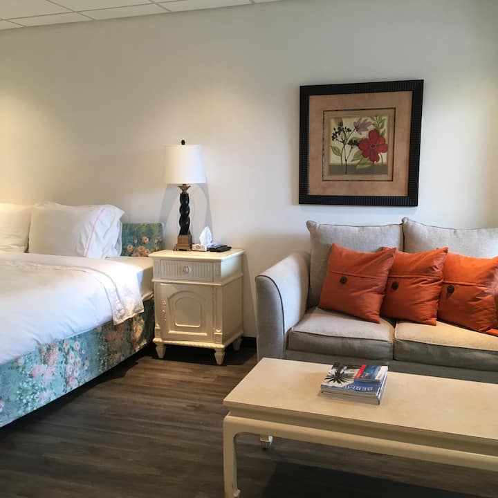 Ed 9 King Bed Hamilton And Pool Access - Bermuda
