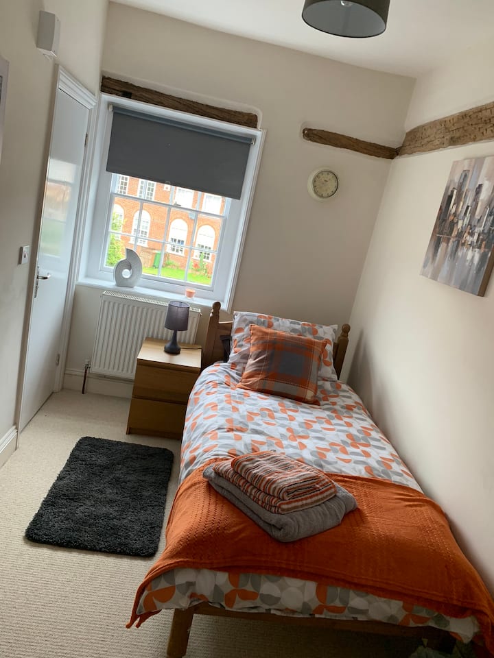 Cosy, Bright, Single, Own Bathroom, Shared Kitchen - Bewdley