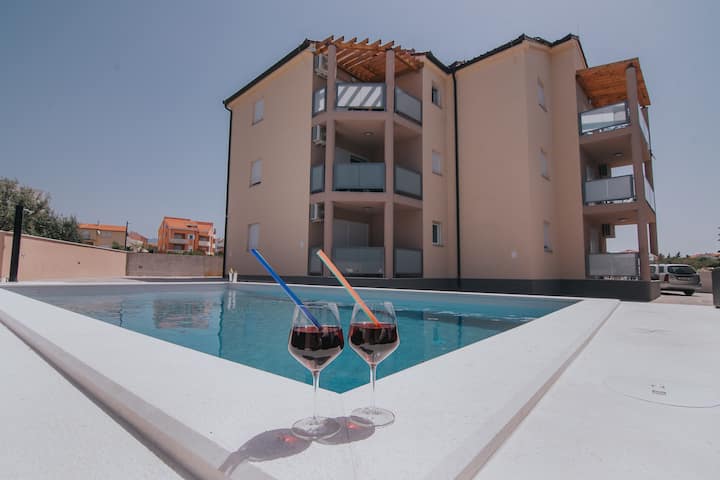 Apartments For 8 With Pool, Close To City Center - Novalja