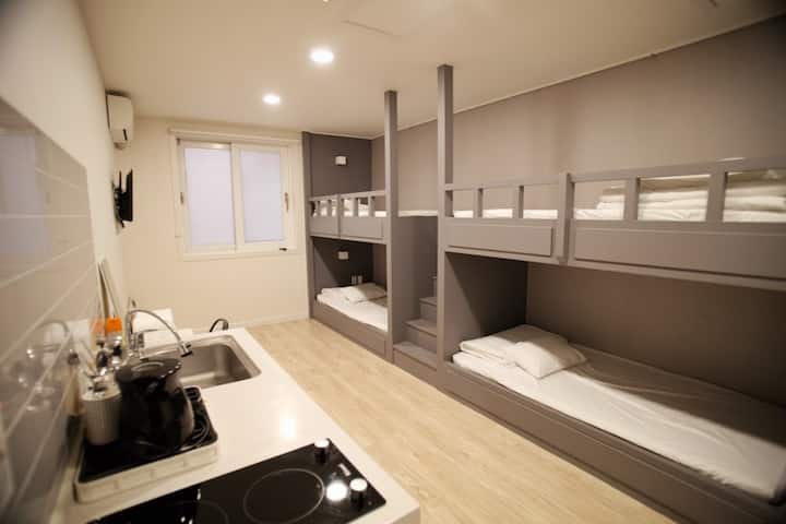 낭만 포차 밤바다 인근 깨끗한 숙소 (계단식 이층침대방) - Yeosu-si