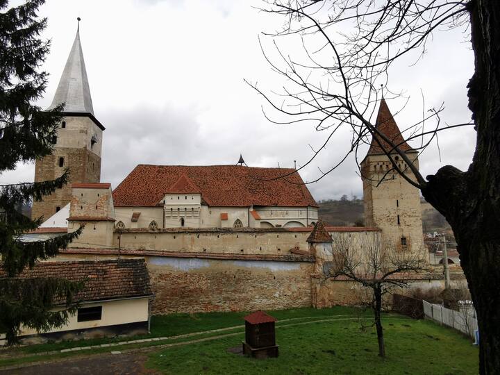 Burg Apartments Meschen Fortified Church - Alma, Romania
