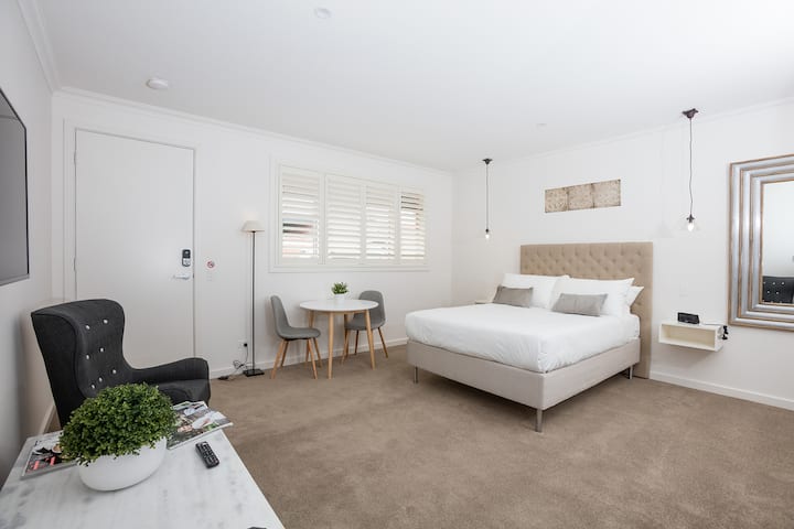 Newington Apartments - Apt 3 Queen, Brand New! - Ballarat