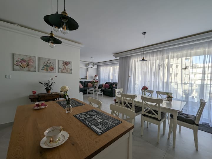 Brand New, Central And By The Sea - Malte