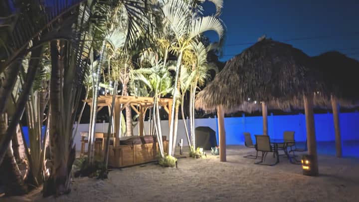 Large Home & Hot Tub-5 Min To Beach Sleeps 11 - Largo, FL