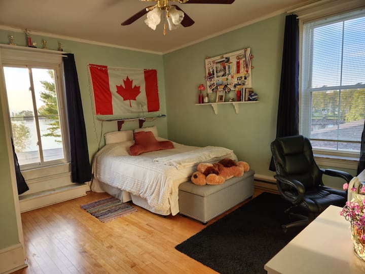 Adirondack Lakefront Victorian With City Comforts. - Plattsburgh, NY