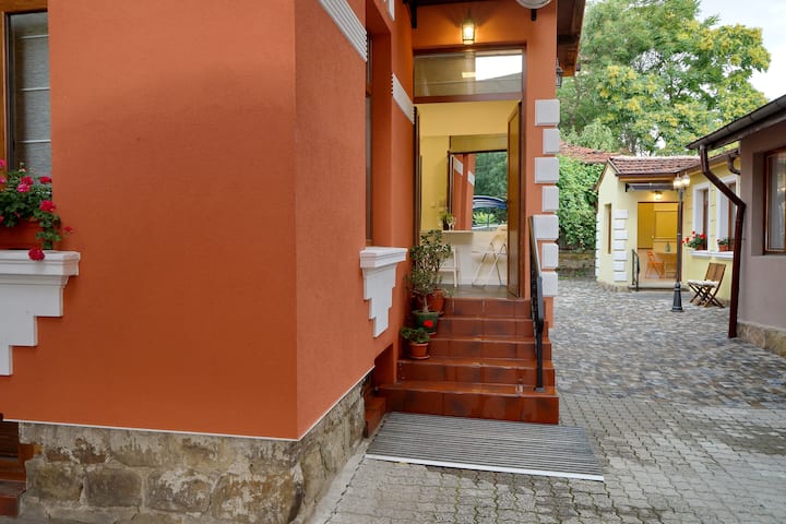 2 Private Houses For Groups, City Center - Sofía
