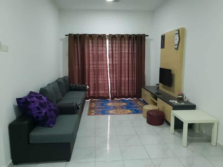 3 Bedroom Apartment Fully Air Conditioned Homestay - Bangi