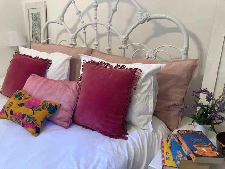 Quaint And Quiet Guest Cottage In Secure Area. - Johannesburg