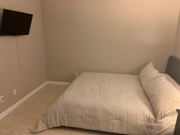 Room 2, Beautiful 1 Bed, 1 Bath In Sw Cape Coral - Cape Coral, FL