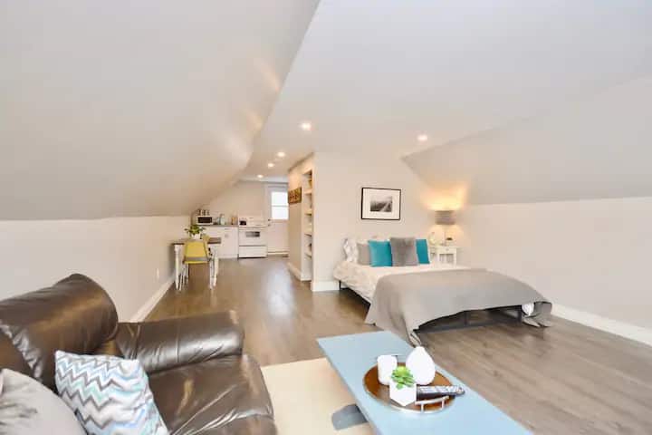 Top Floor Bachelor - Downtown - Steps To Hospital - Orillia