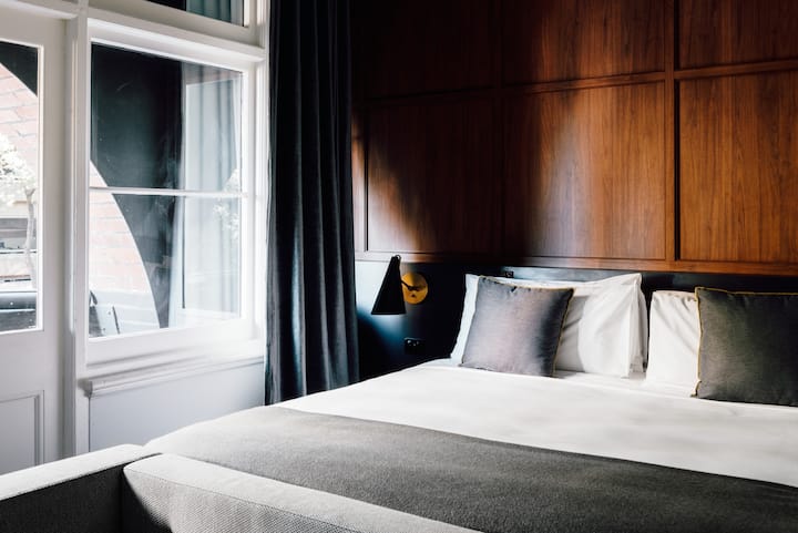 Modern Queen Suite With Balcony - Manly