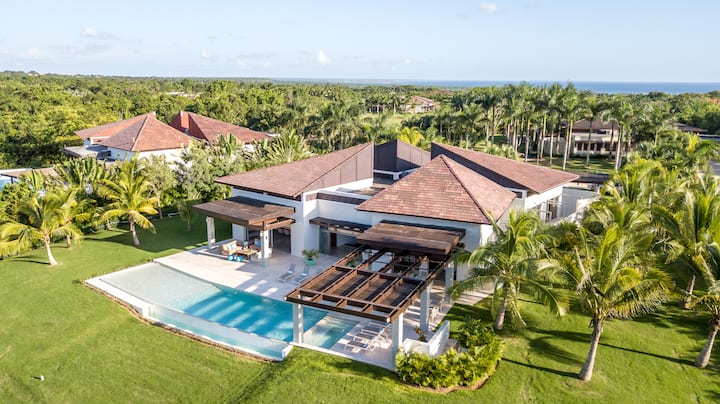 Hermosa: Spacious, Pool, Jacuzzi, Staff, Golf Cart - La Romana
