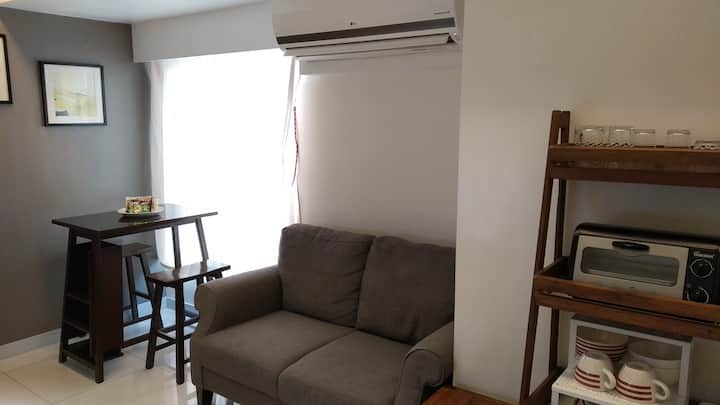 Cozy Bi-level 2 Bedroom Fully Furnished Condo - Taguig