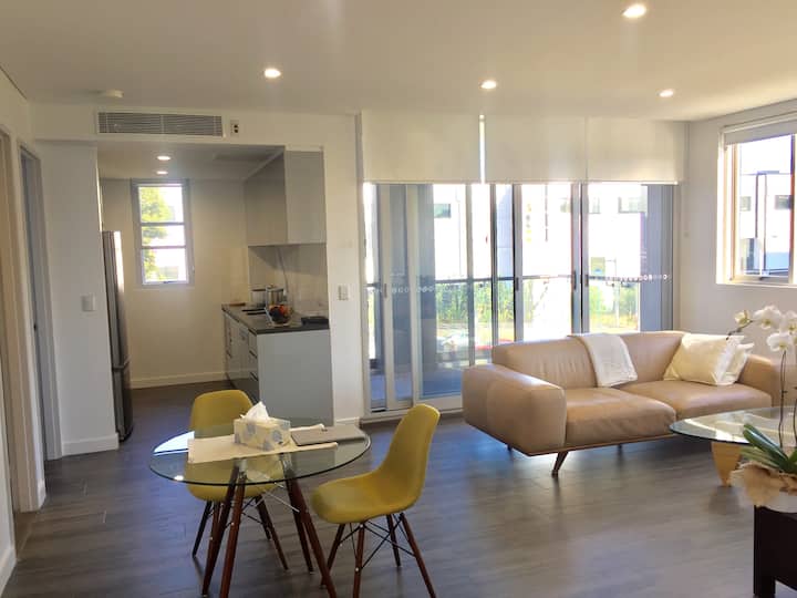 Stylish 2bed & 2bath With Parking New Apt - Sydney