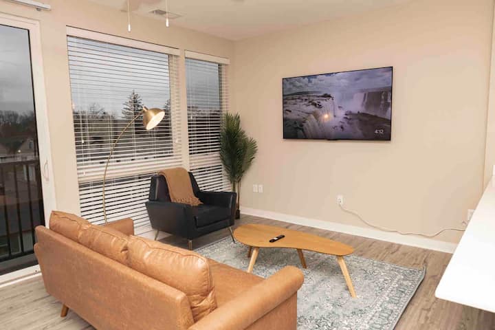 Broad Ripple Top Floor Retreat 1br W/ Free Parking - Broad Ripple, IN