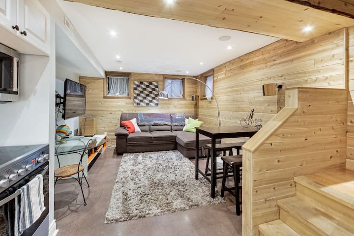 Luxury King Unit Across From Drake's High School - Toronto