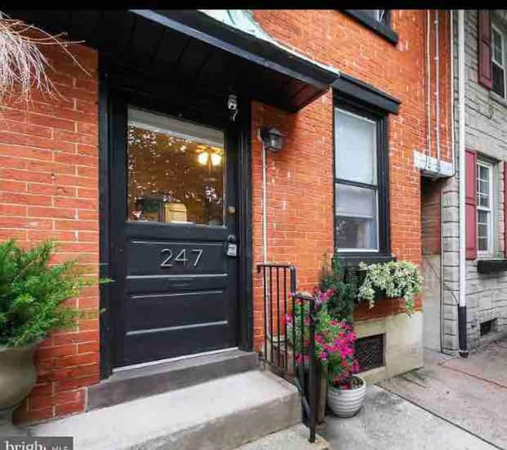 Sweet Lil Rowhome! Park Your Car & Walk Everywhere - Lancaster, PA