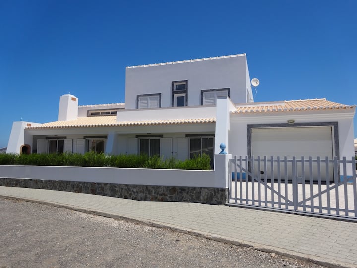 Casa Dinis-house Près De La Plage De Monte Clérigo - Aljezur