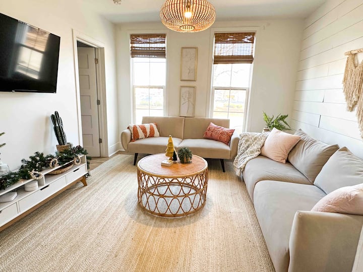 Urban Boho Rose Retreat - 2br Downtown Haven - Lincoln, NE